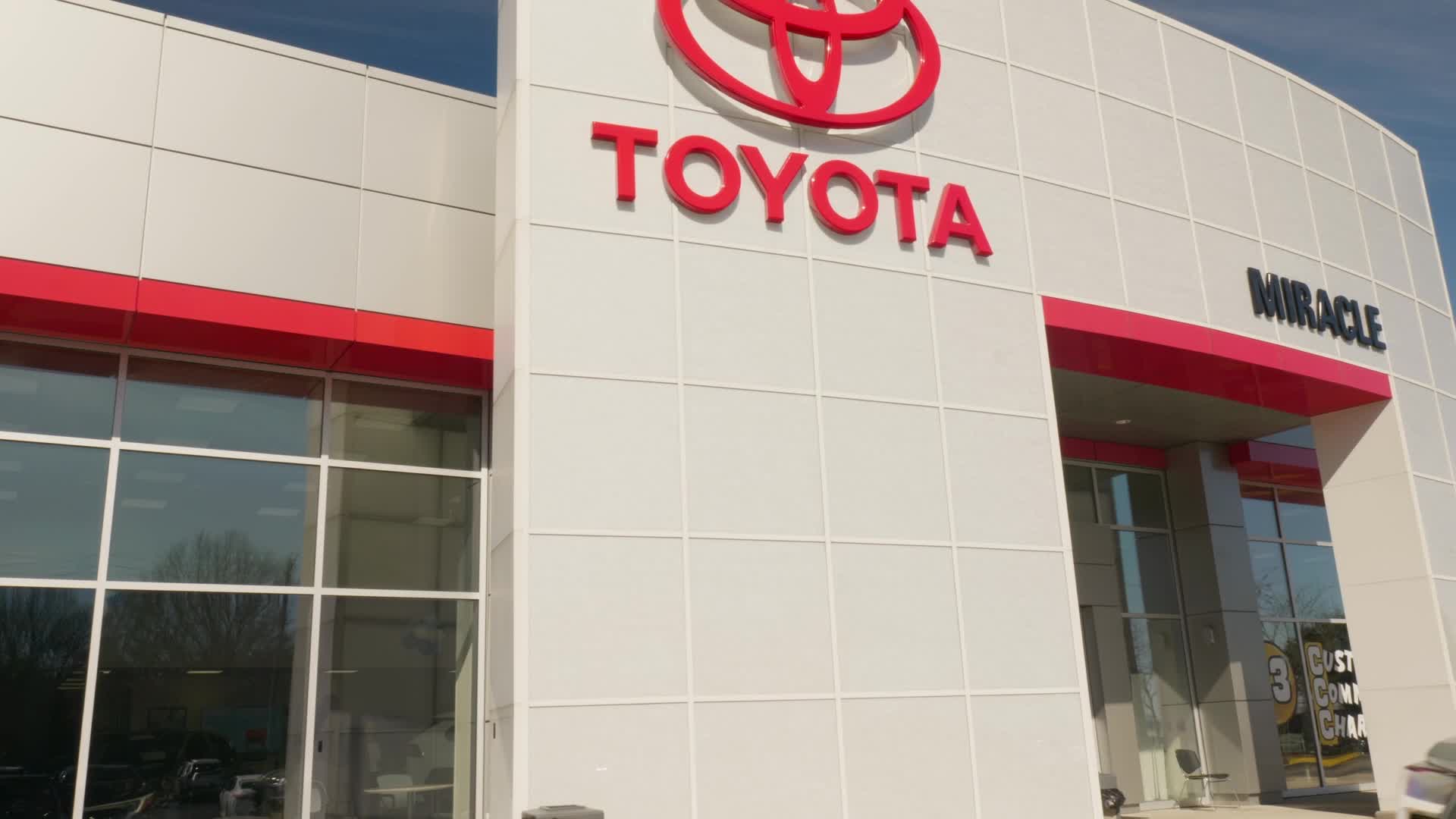 Local Living Pineapple ink tavern – WJBF