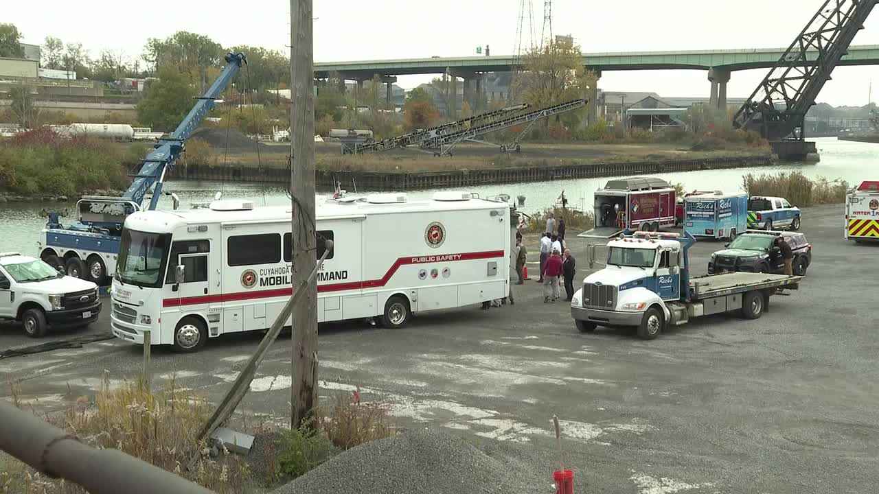 2 vehicles pulled from Cuyahoga River in search for teen – Fox 8 Cleveland WJW