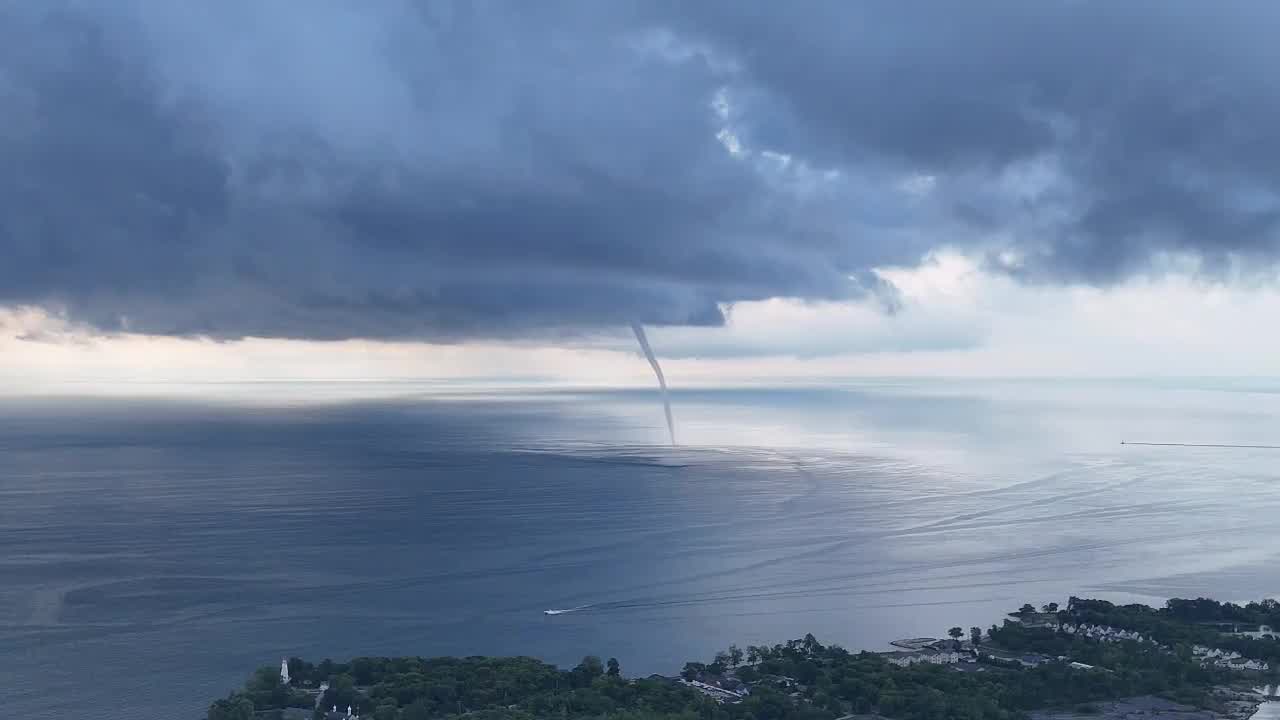 Jonathan Souders: Lake Erie waterspouts – Fox 8 Cleveland WJW