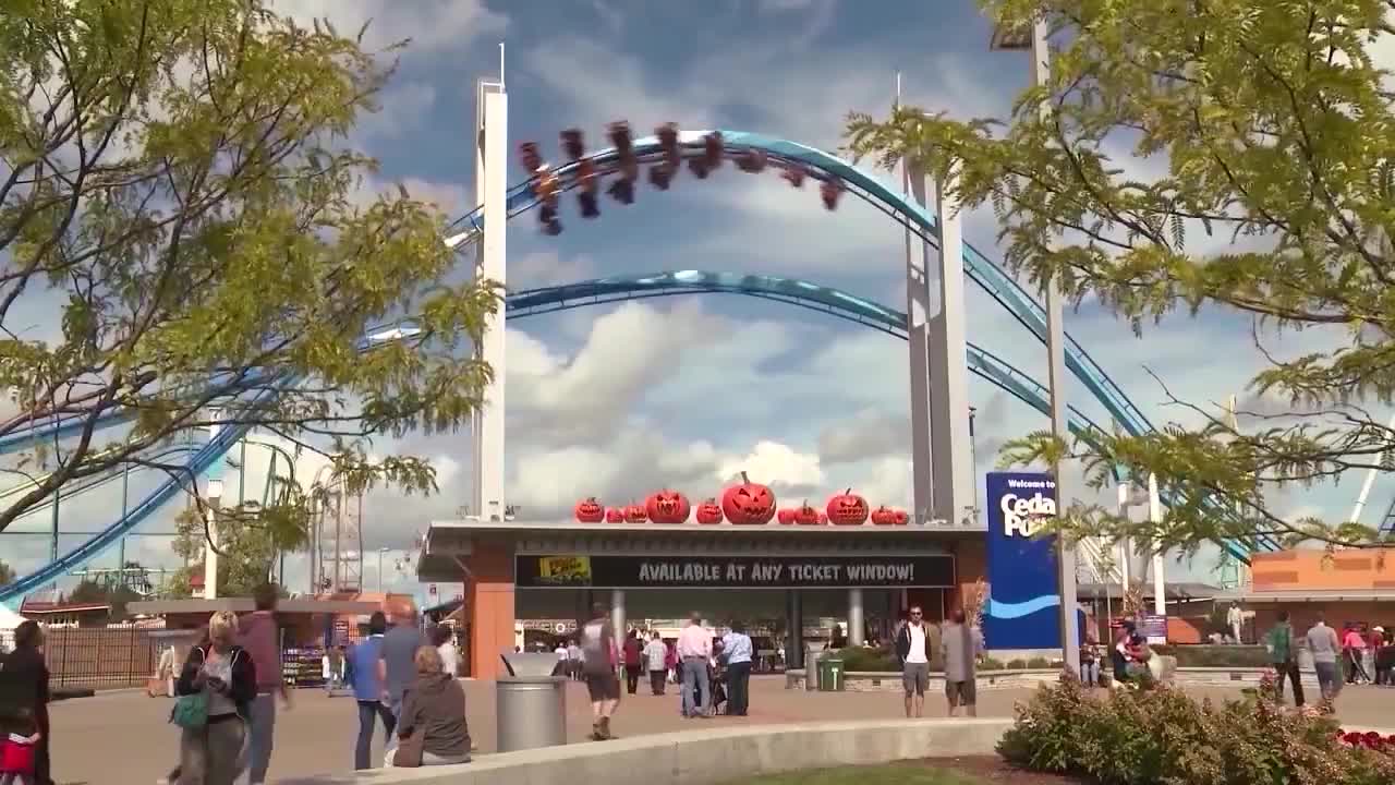 Police: Dad left 3 kids unattended while riding roller coasters at ...