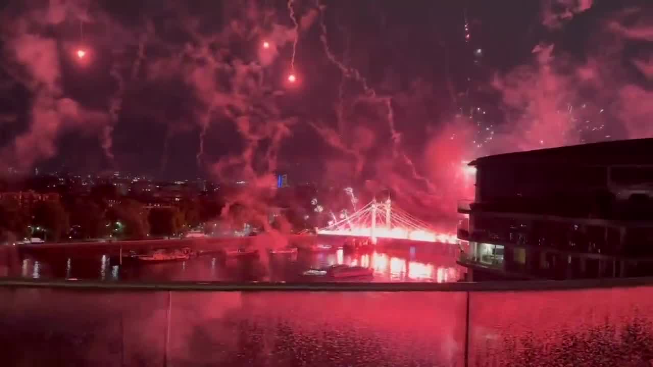 London’s Albert Bridge lit up by chaotic display of Firework and Flares ...