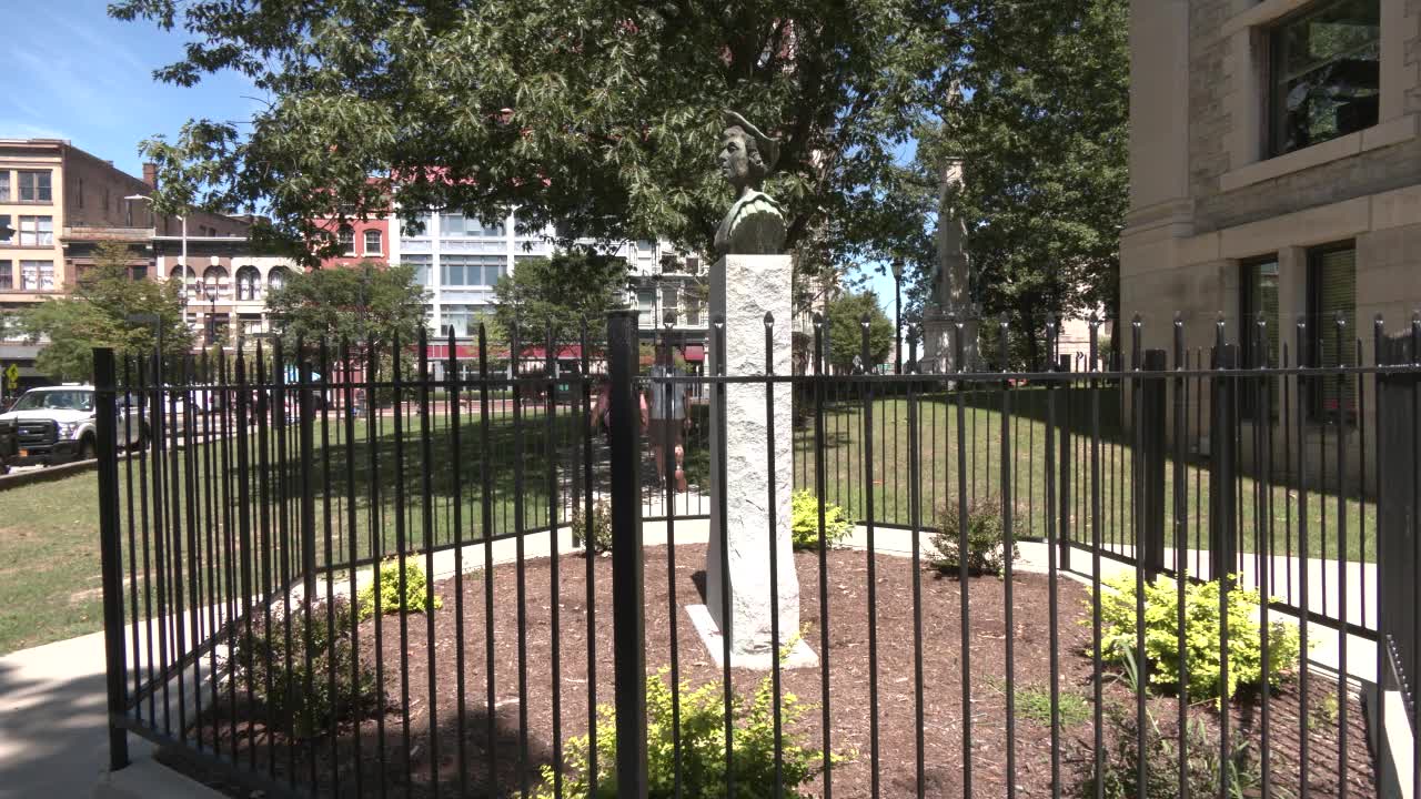 Columbus statue fence b-roll – WIVT – News 34